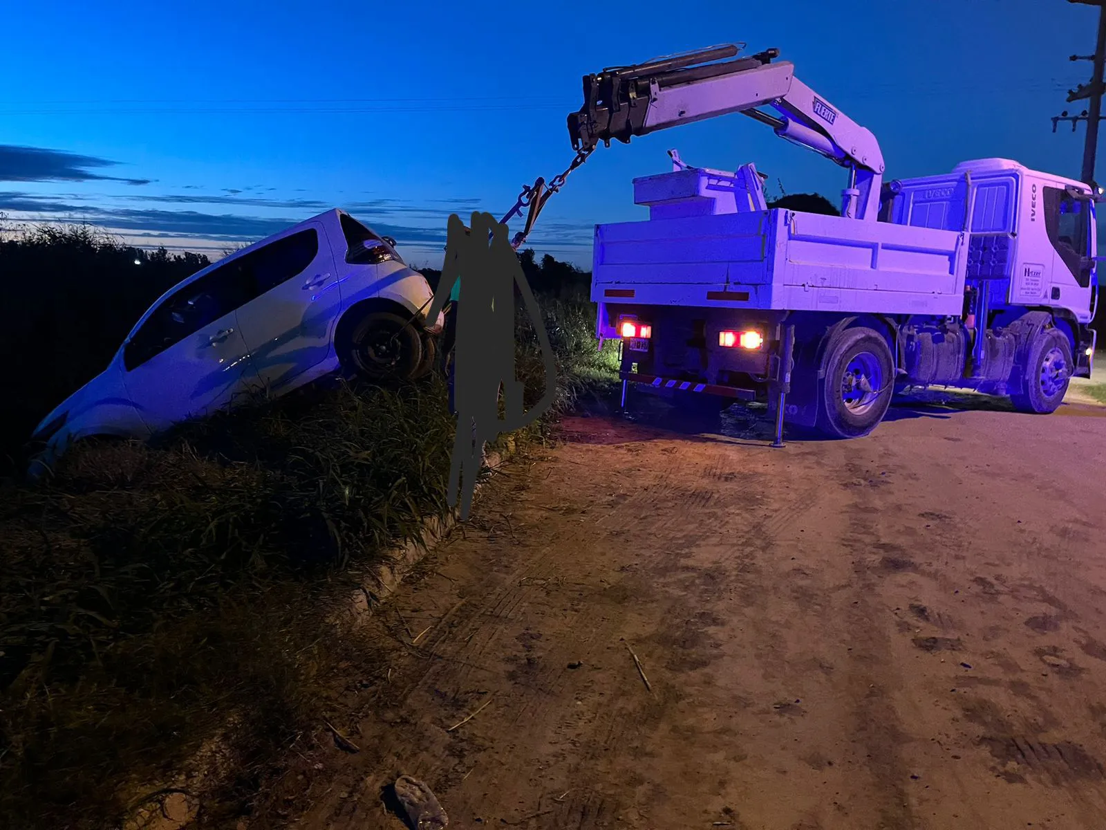 Aprendía a manejar y cayó al canal